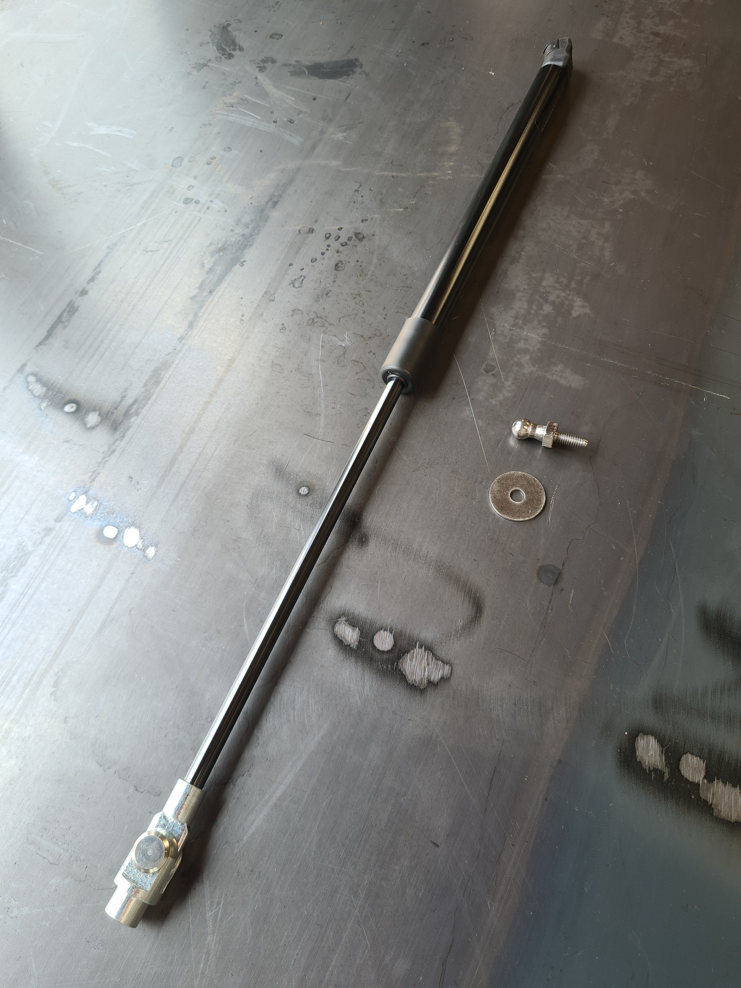 Bonnet Strut Kit – Ford Fiesta Mk6 – UNA Performance